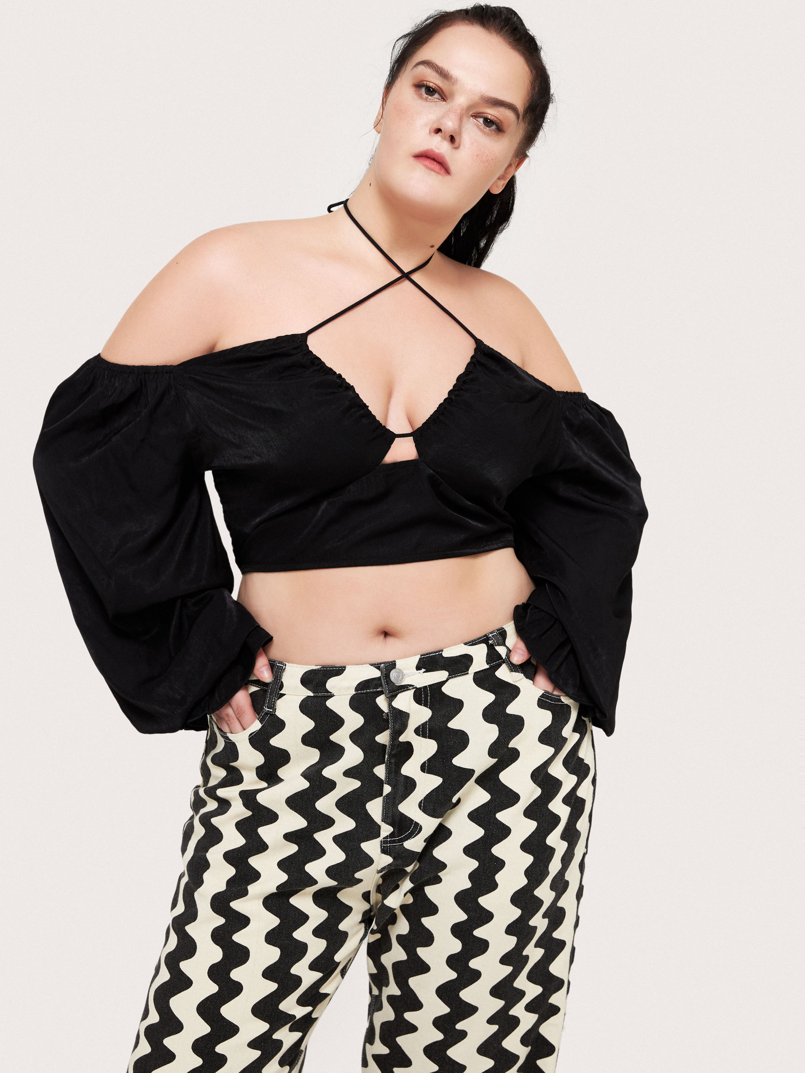 Curve&Plus Ring Detail Halter Crop Top