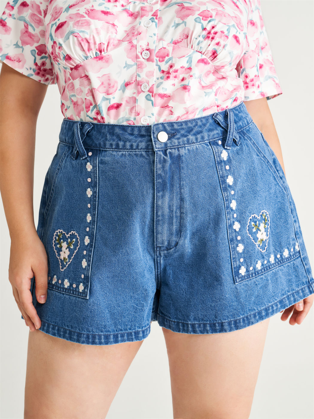 Curve & Plus Heart & Floral Embroidery Denim Shorts For Picnic Vacation