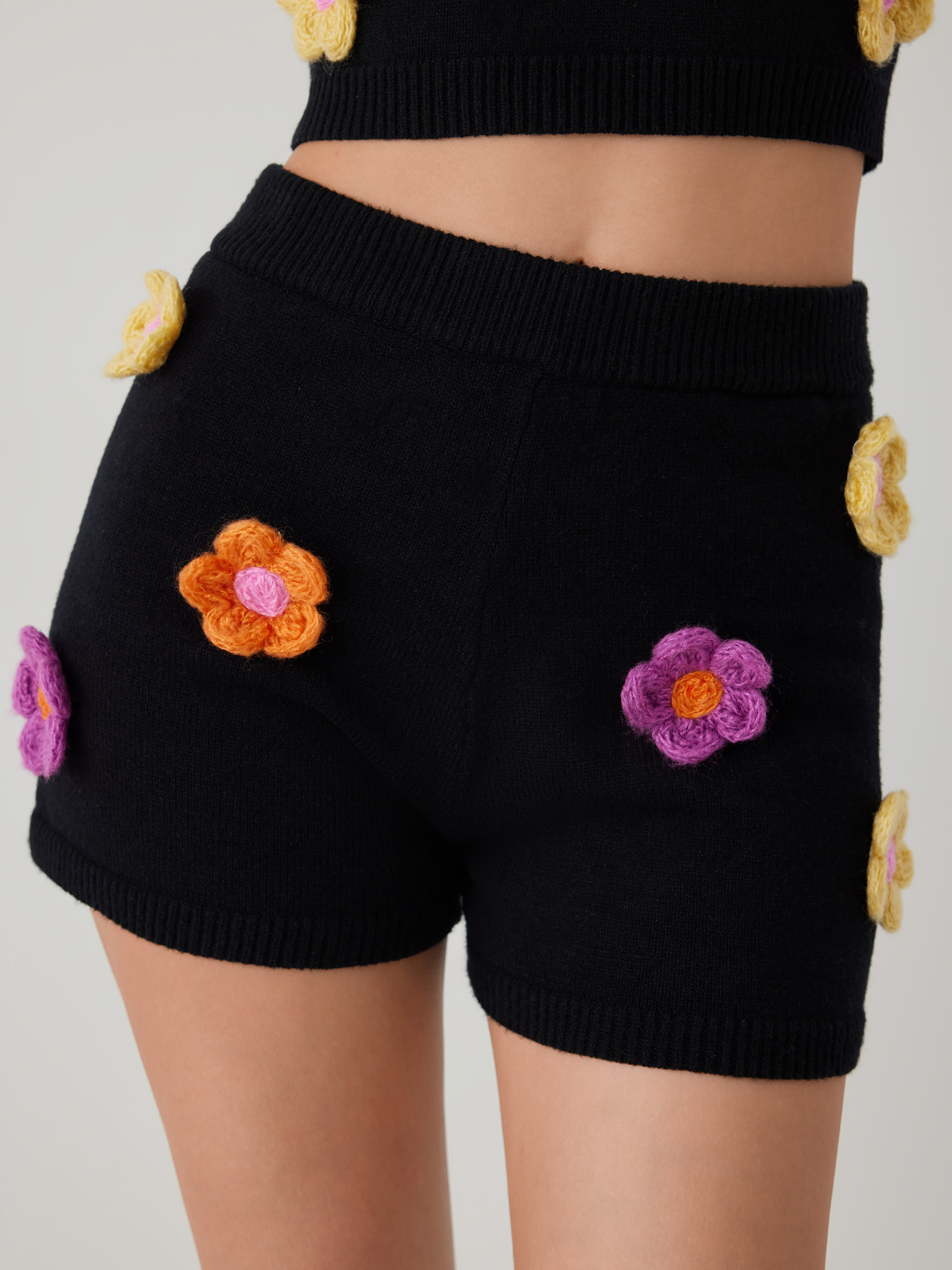3D Flowers Middle Waist Knit Mini Shorts - Cider